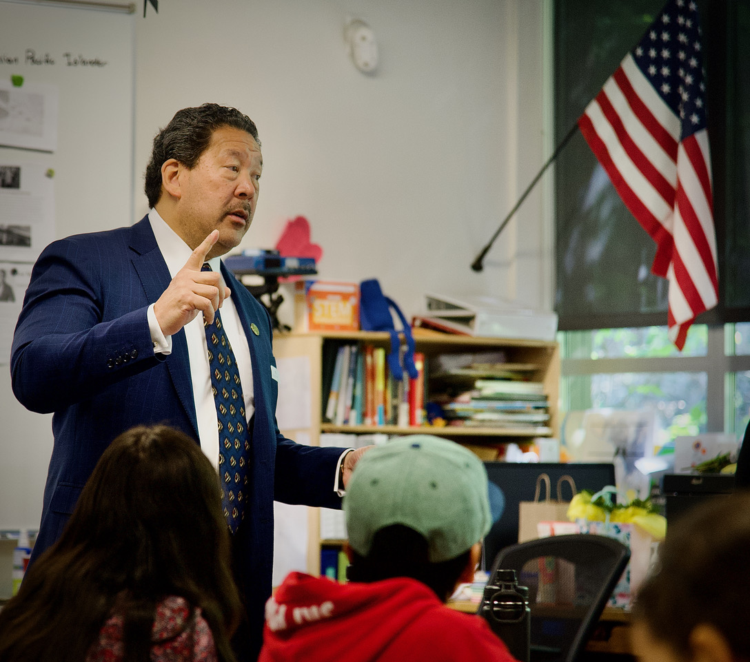 Mayor Harrell takes a West Seattle tour; Visits Fairmount Park ...